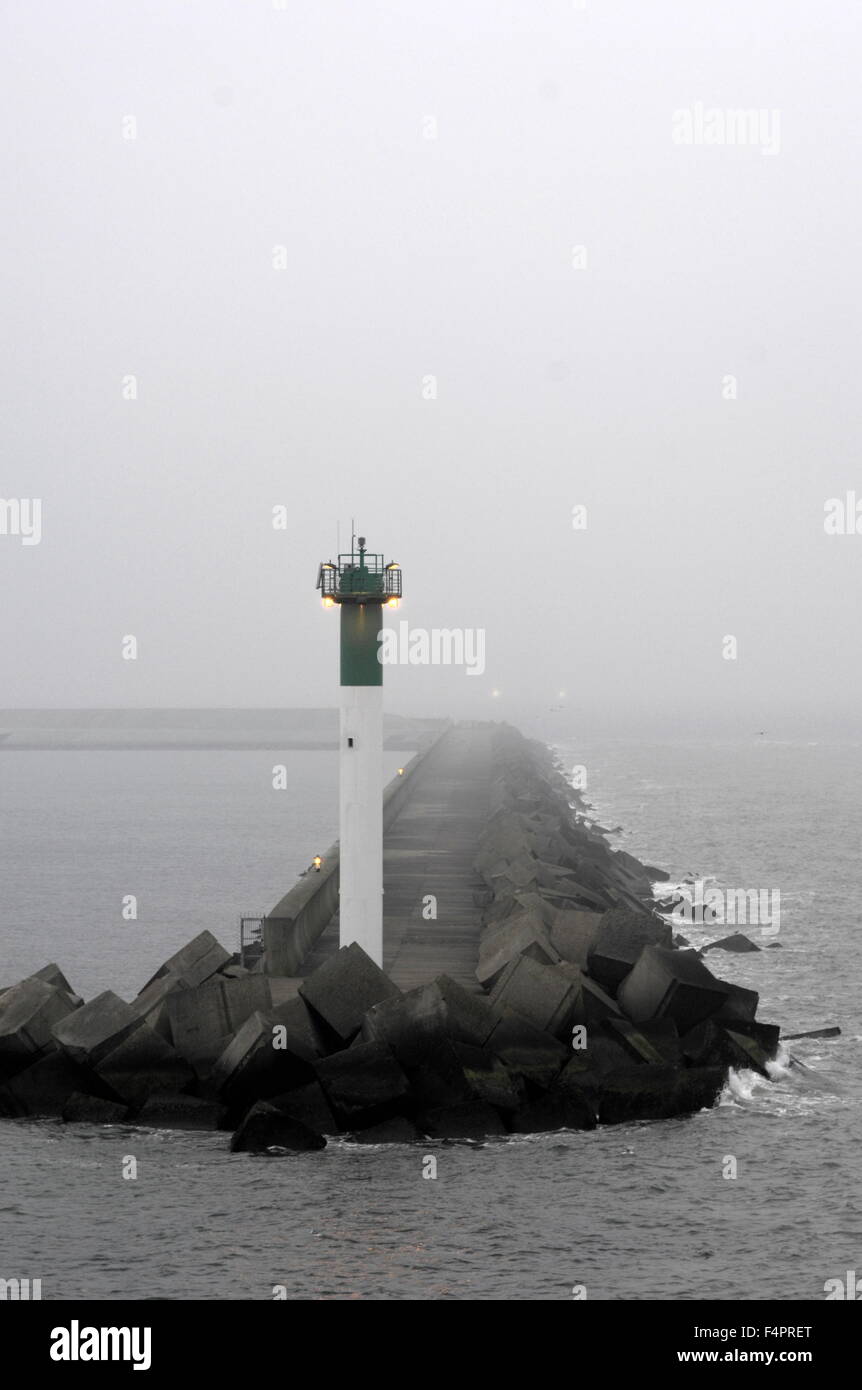 AJAXNETPHOTO. DUNKERQUE, FRANCE. Tribord - PORT - PHARE SUR LA FIN D'UN ...
