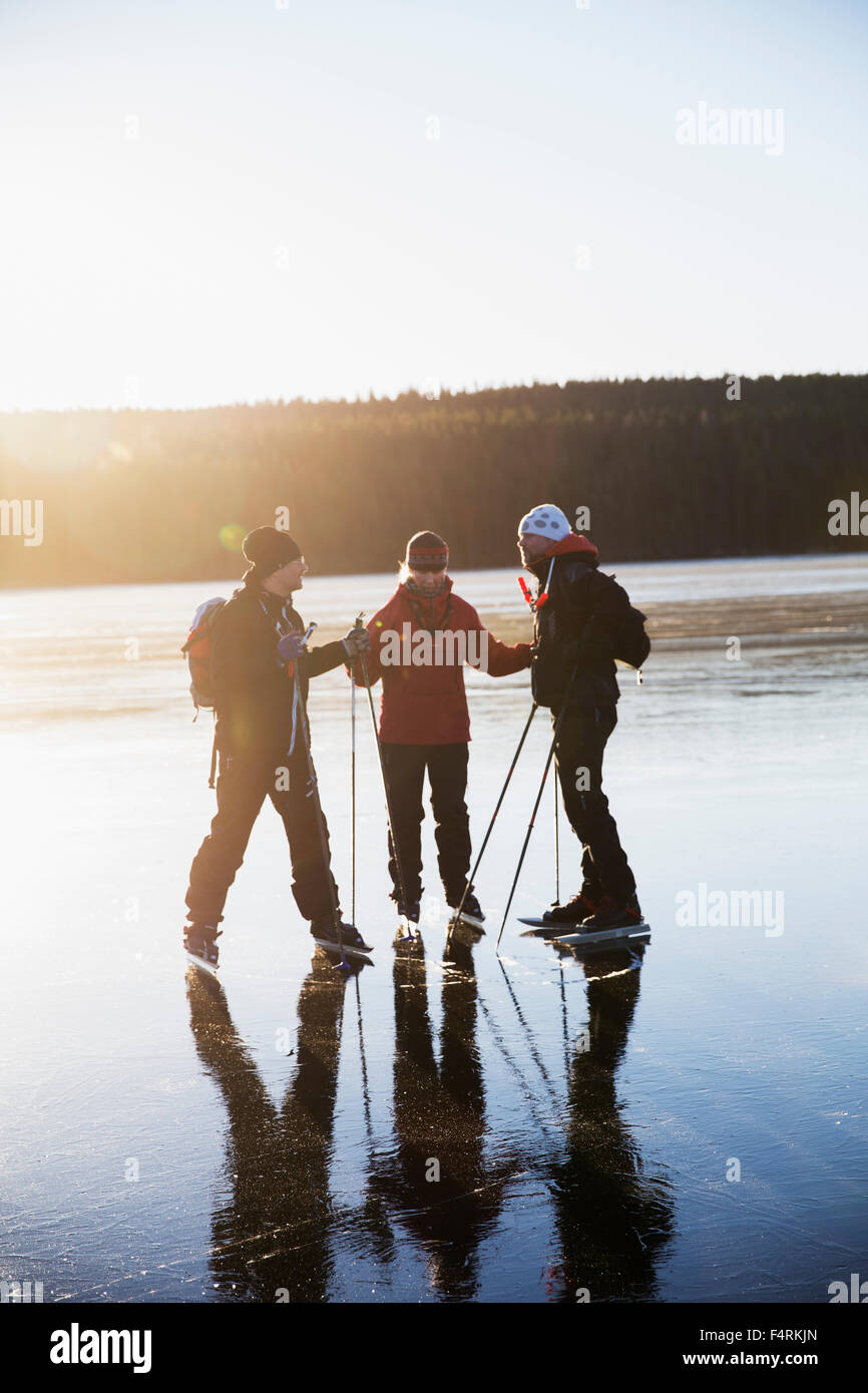 Patiner sur le lac gelé Banque de photographies et d’images à haute ...