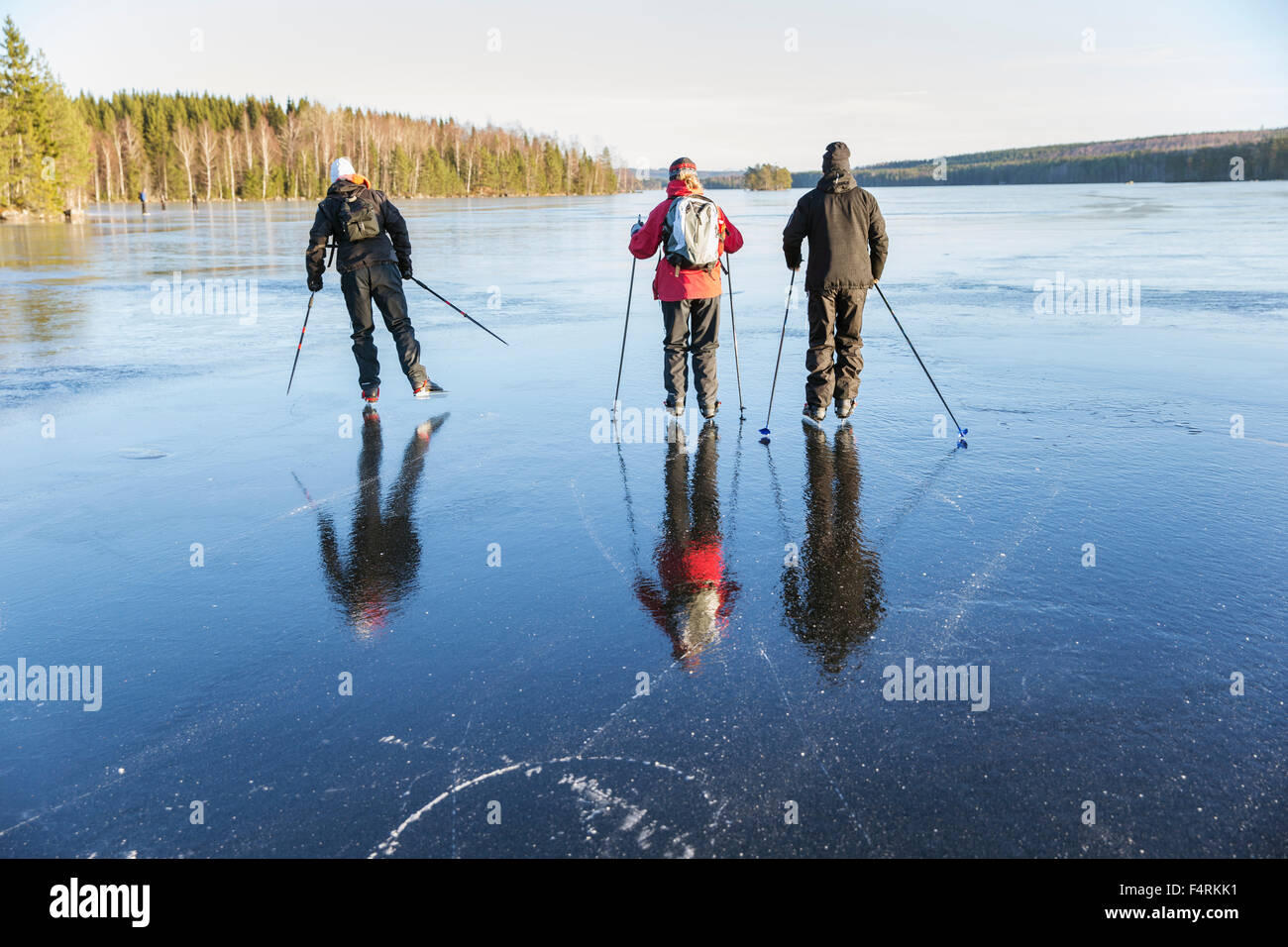 Patiner sur le lac gelé Banque de photographies et d’images à haute ...