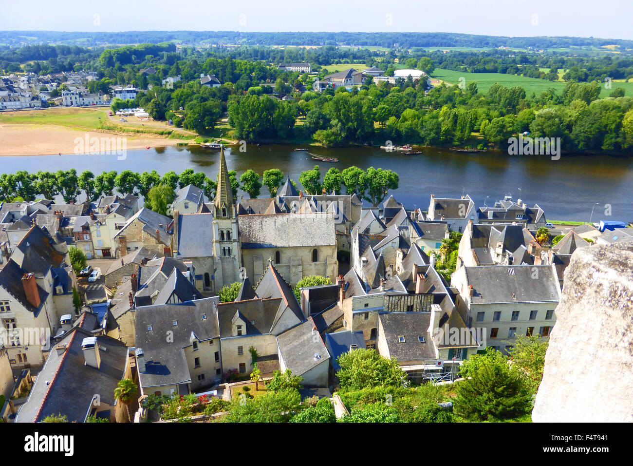 La ville médiévale de Chinon en France du château avec la rivière ...
