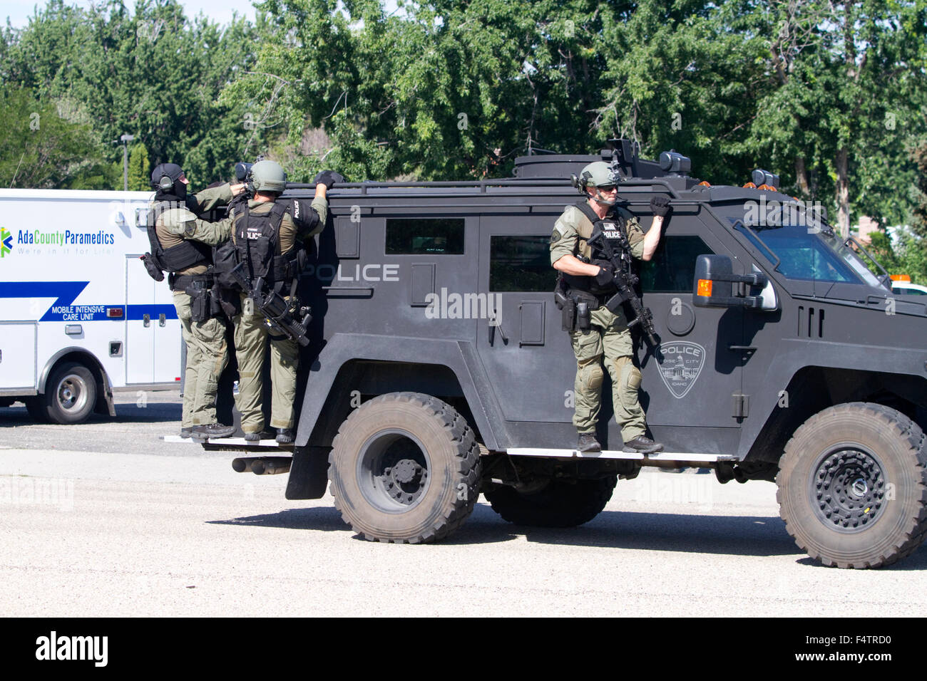 Special weapons tactics swat team Banque de photographies et d’images à ...