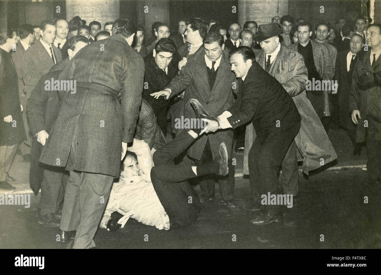 Une rixe dans la rue avec un grand groupe de personnes Photo Stock - Alamy