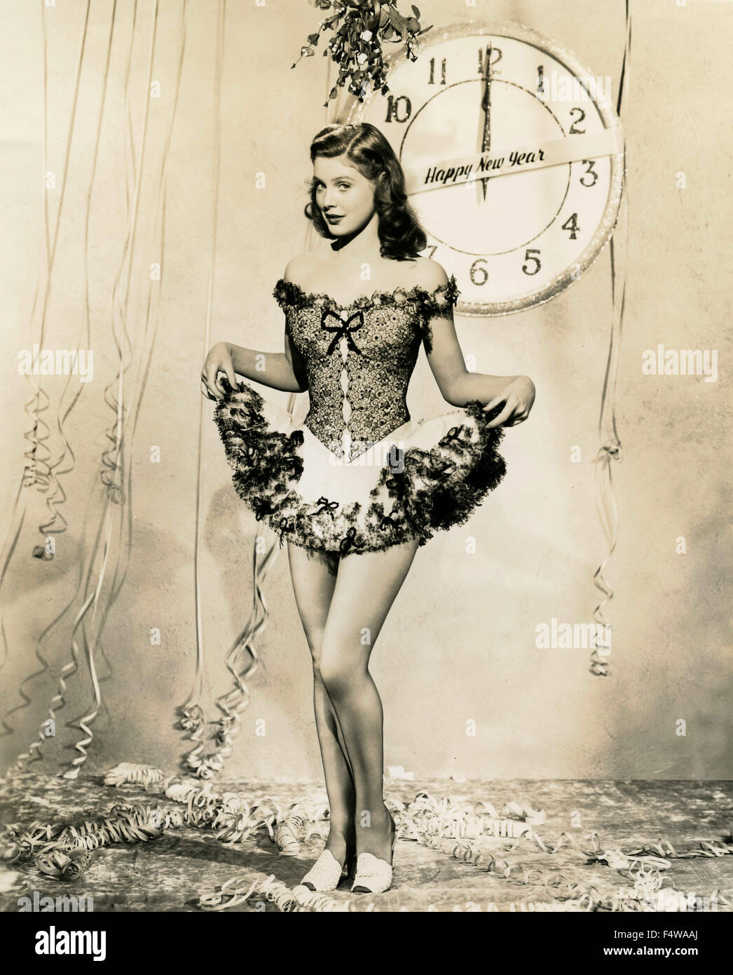 L'actrice américaine Joan Vohs portant une robe courte et de célébrer ...