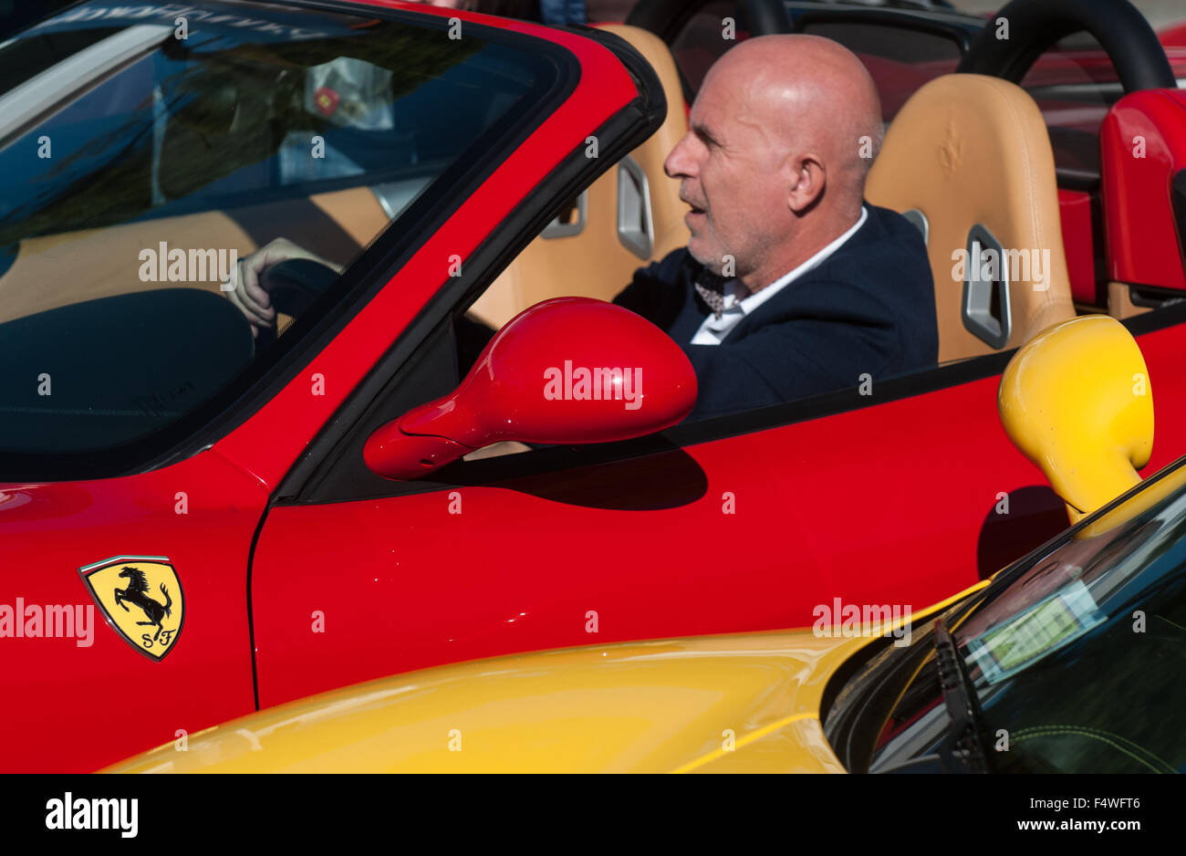L'homme au volant d'une voiture Ferrari classique à l'Exposition ...
