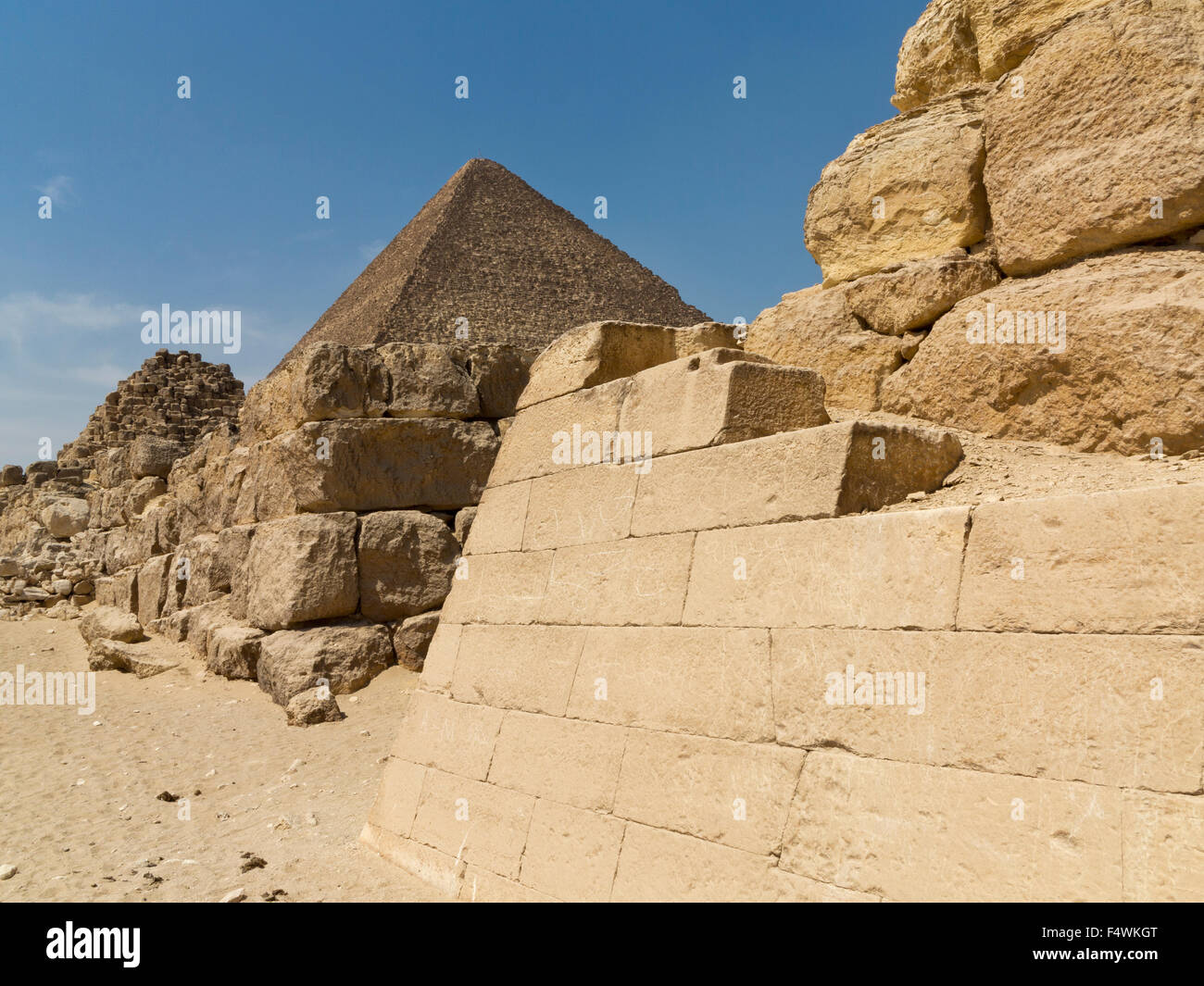 Vue de la pyramide de Chéops sur le plateau de Gizeh vu de la mastaba ...
