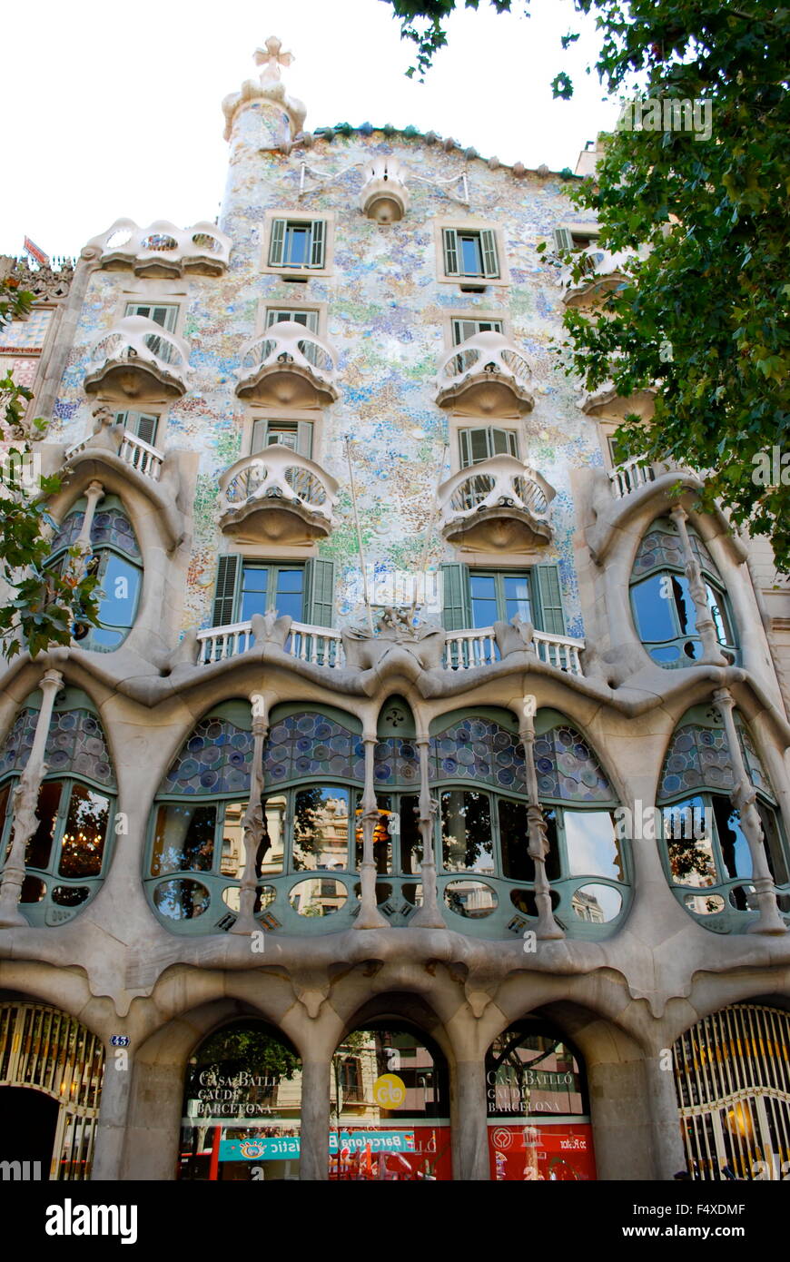 La façade de la maison Casa Batllo (la maison d'os) dans le centre de ...
