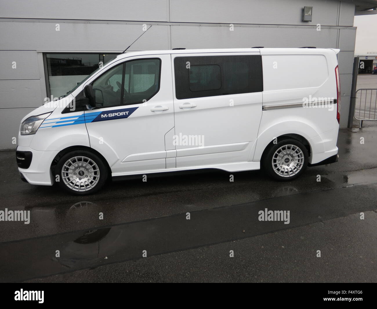 Ford transit supervan Banque de photographies et d’images à haute ...