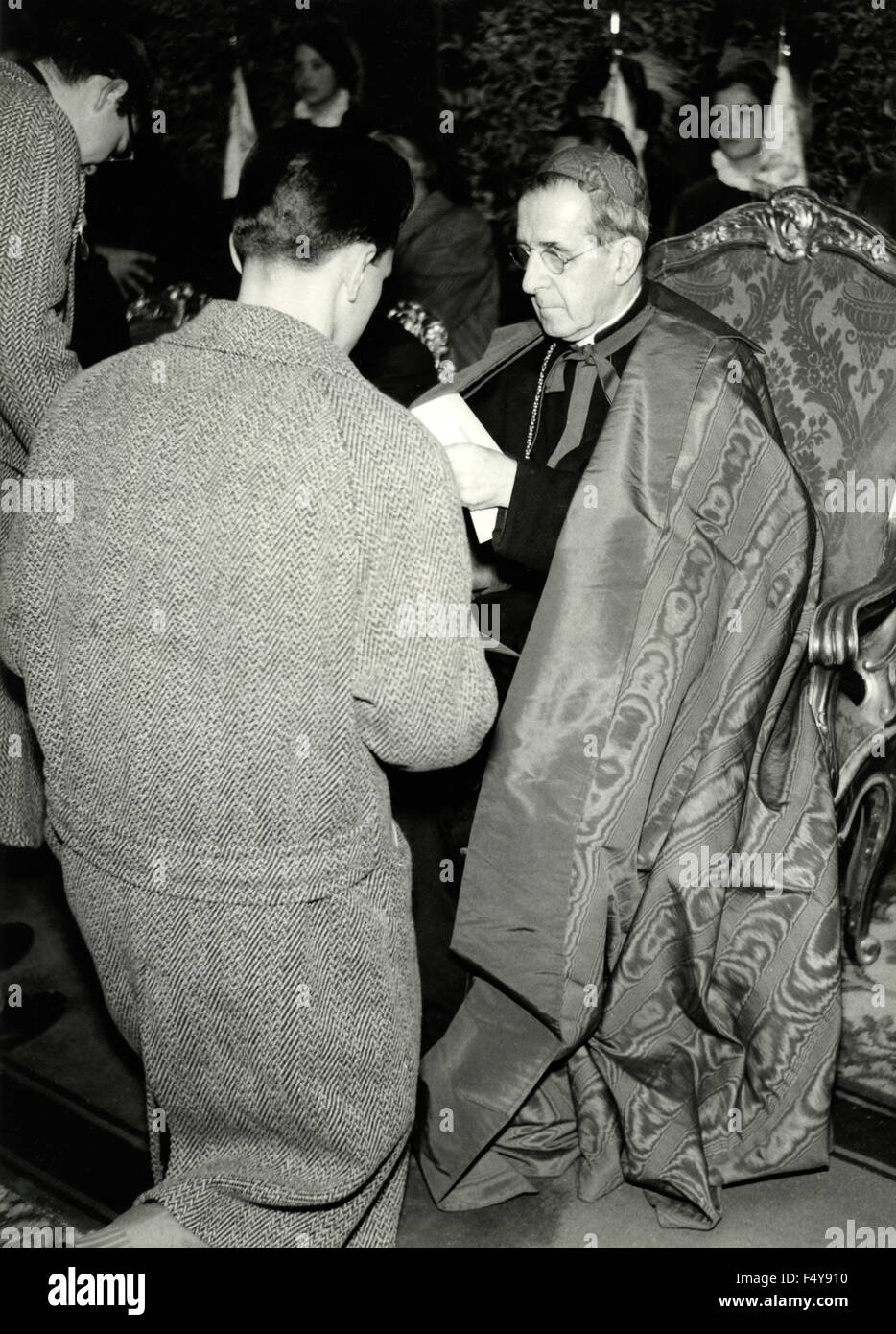 Prêtre catholique en soutane Banque de photographies et d’images à ...