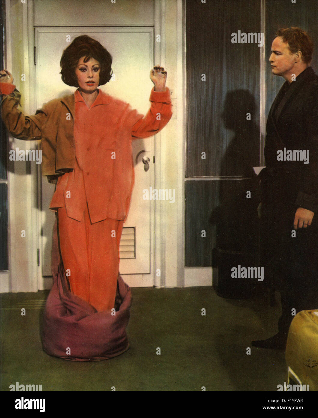 Les acteurs Sophia Loren et Marlon Brando dans une scène du film "Une ...