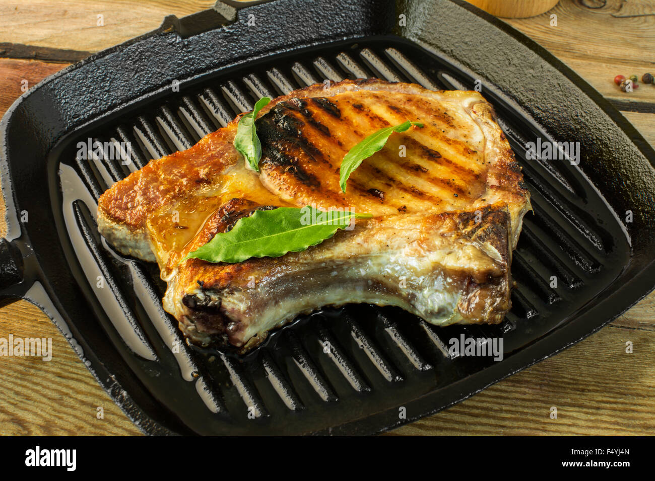 La viande grillée sur un gril avec feuilles de laurier vert fond de ...