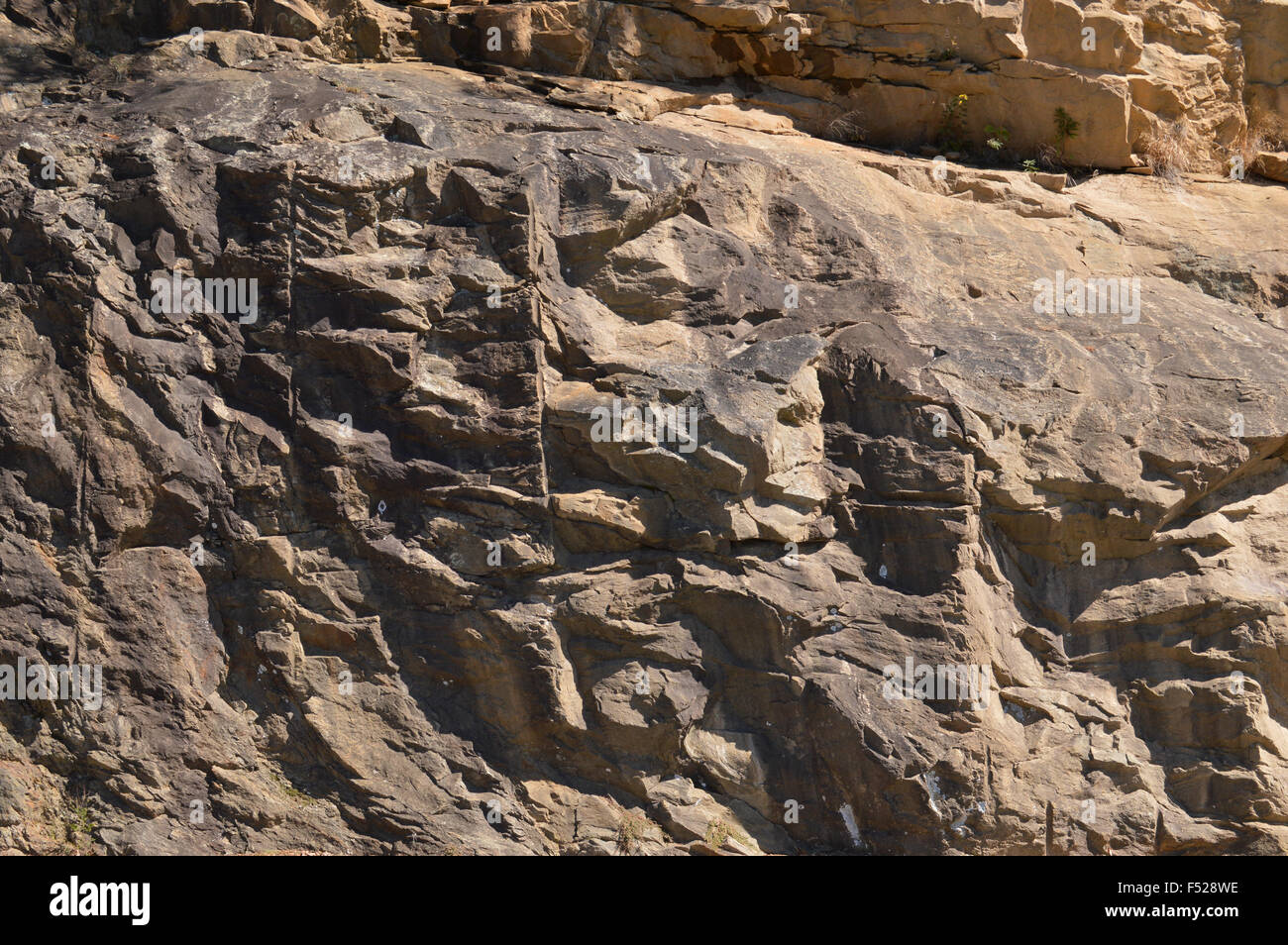 Un mur de roche de granit découpée pour construire le Blue Ridge ...