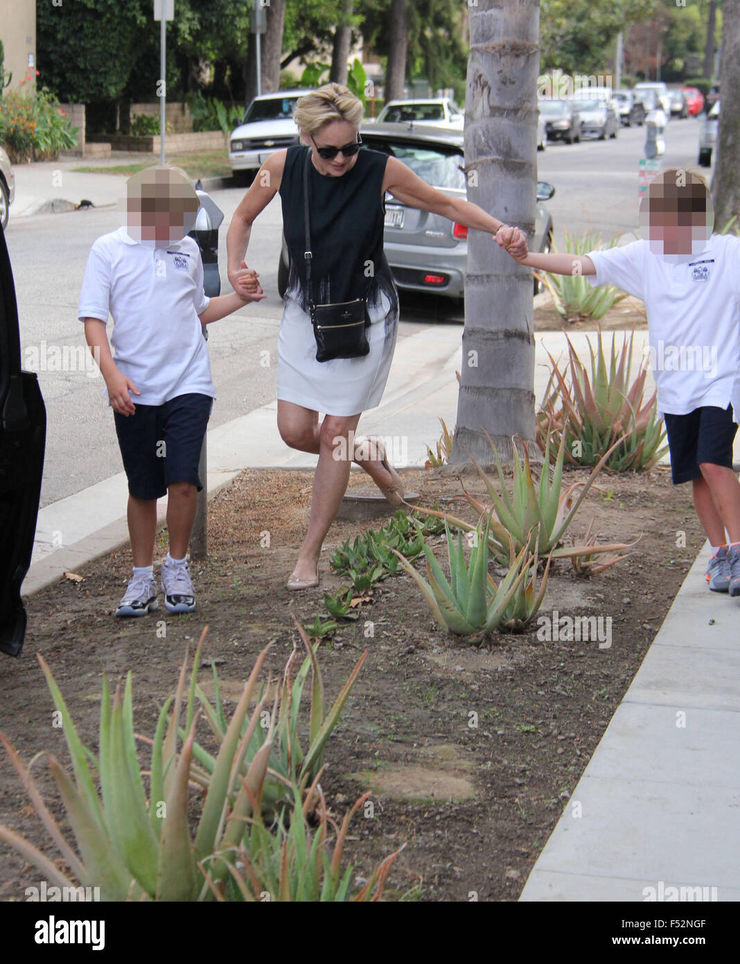 Sharon Stone avec son fils à Beverley Hills traverse la rue et s ...