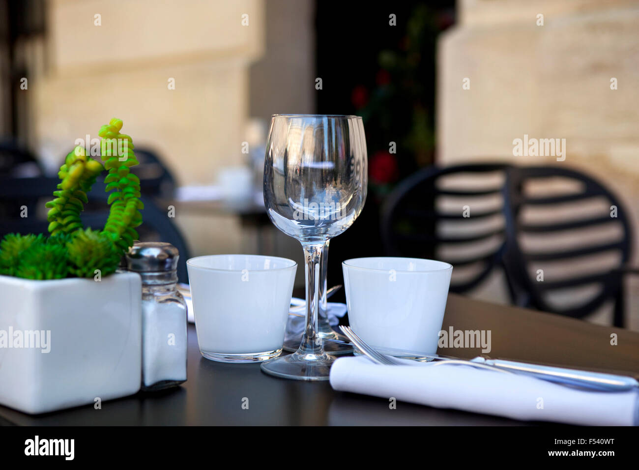 Couverts de table au restaurant Banque de photographies et d’images à ...