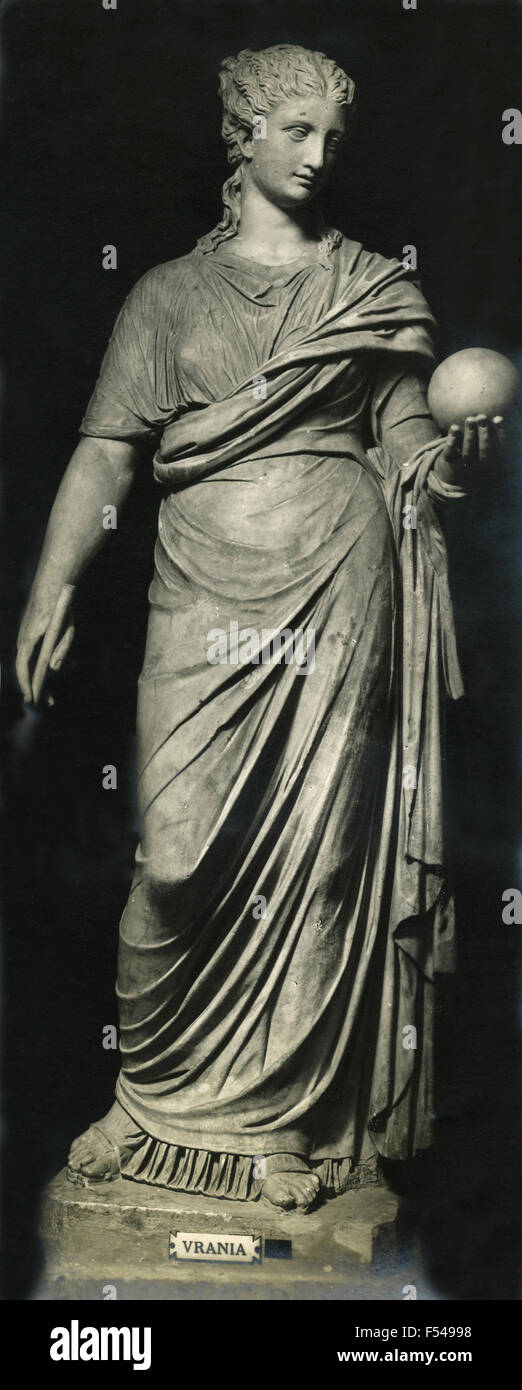 Statue of urania Banque de photographies et d’images à haute résolution ...