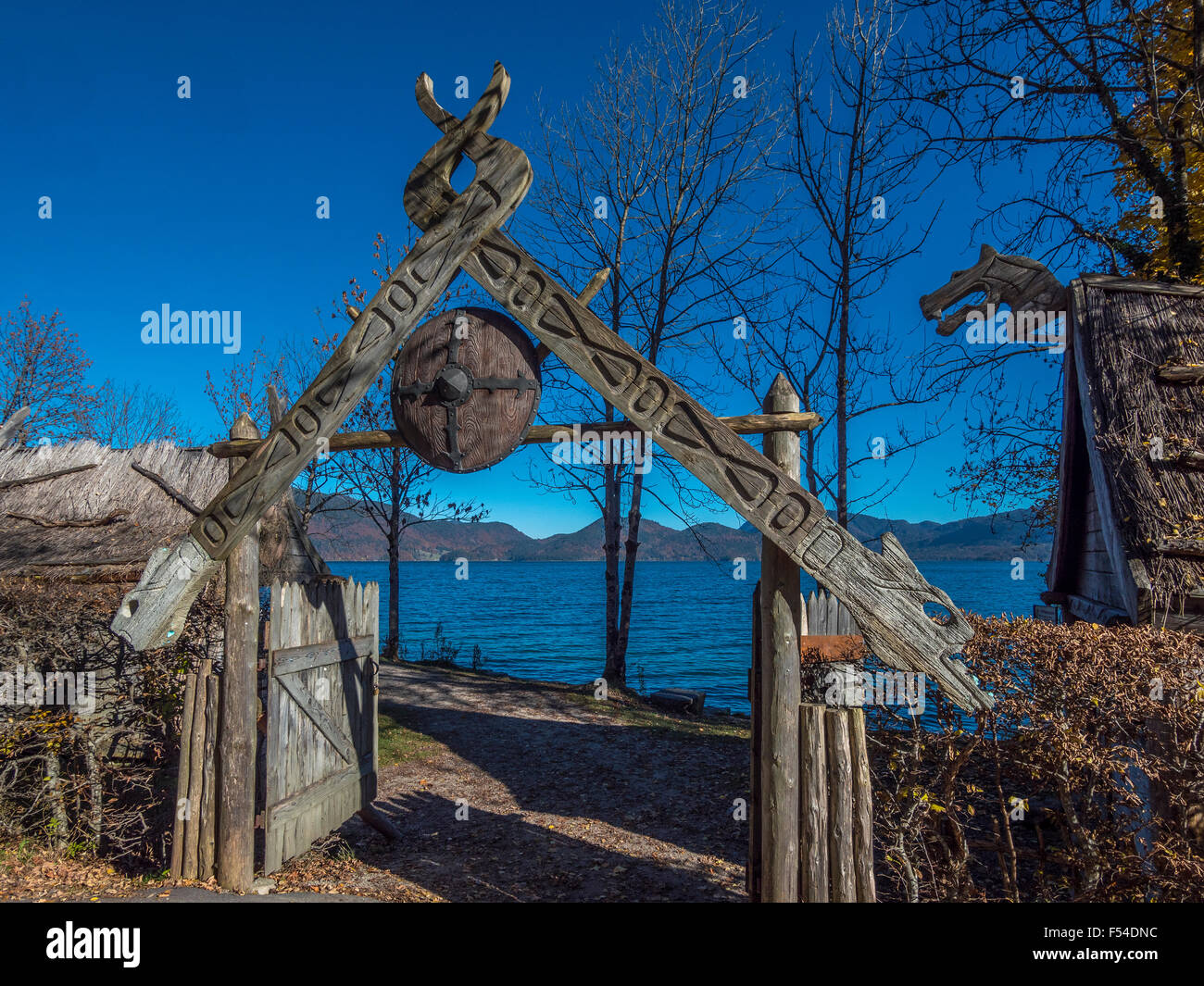 Cabane en bois dans le village viking, flocons ou le lac Walchensee lac ...