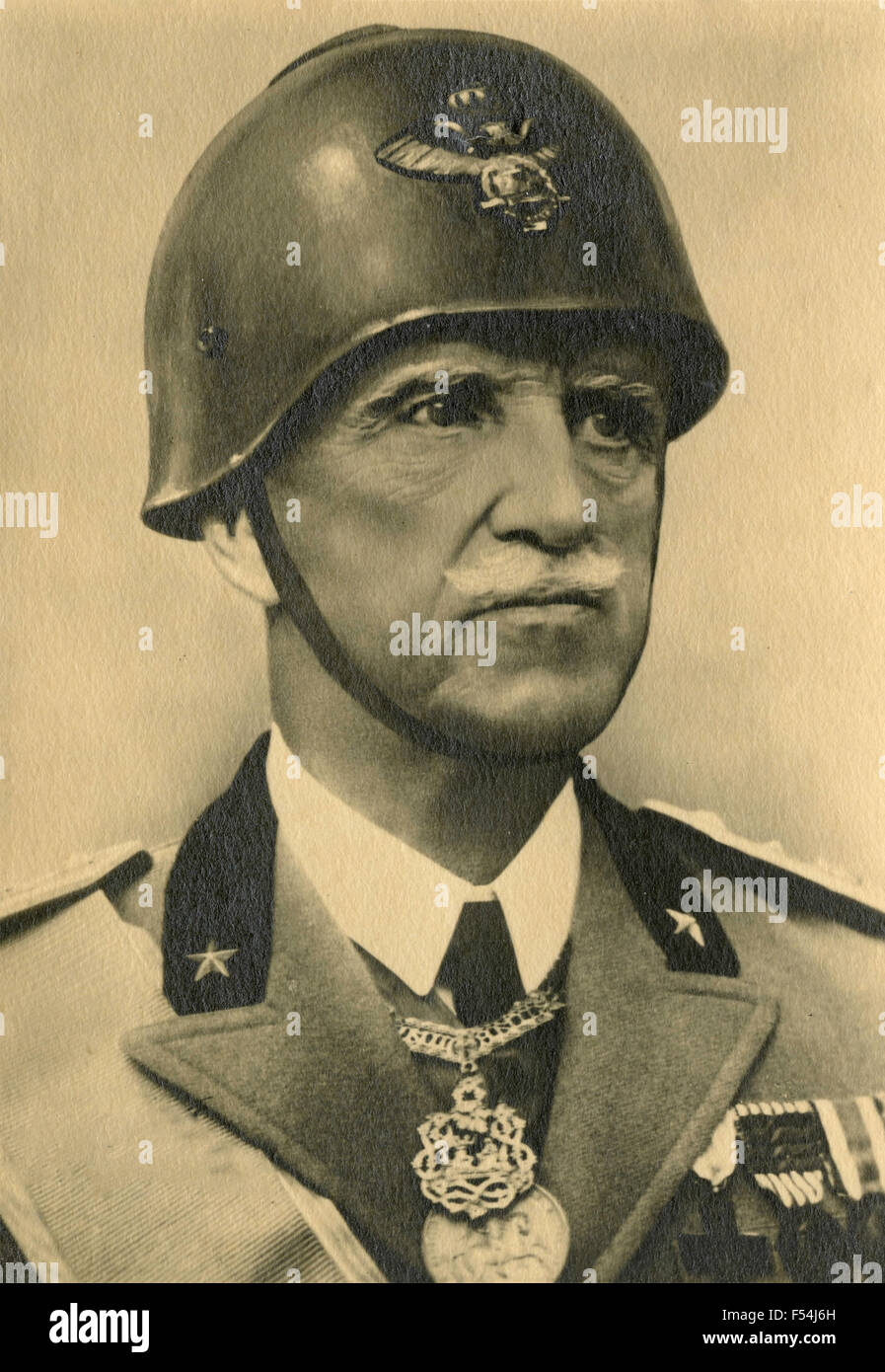 Le Roi Ditalie Victor Emmanuel Iii Avec Casque Et Uniforme Photo Stock