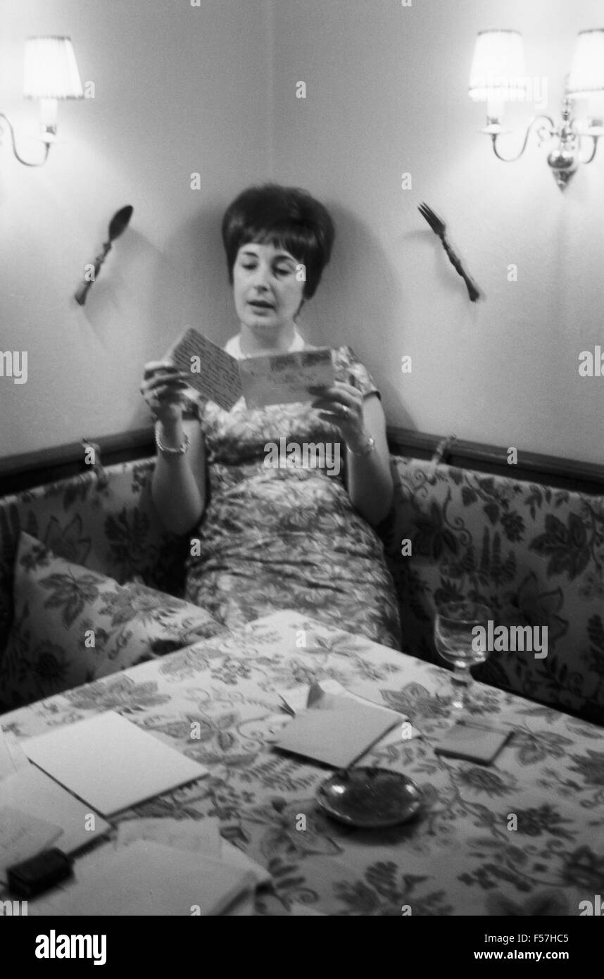 Deutsche Schlagersängerin Renee Franke, im Wohnzimmer, Deutschland 1960 ...