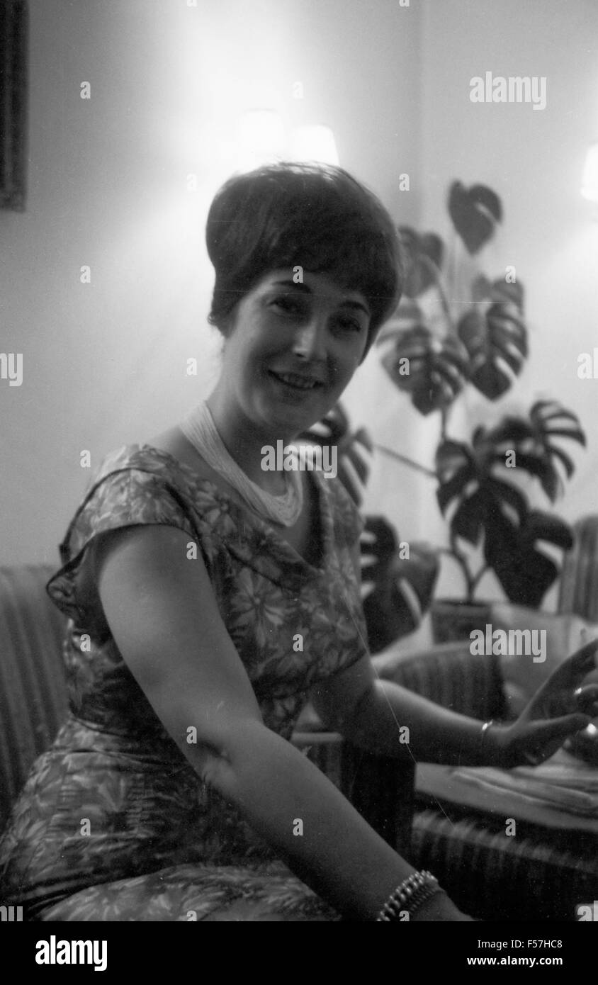Deutsche Schlagersängerin Renee Franke, im Wohnzimmer, Deutschland 1960 ...