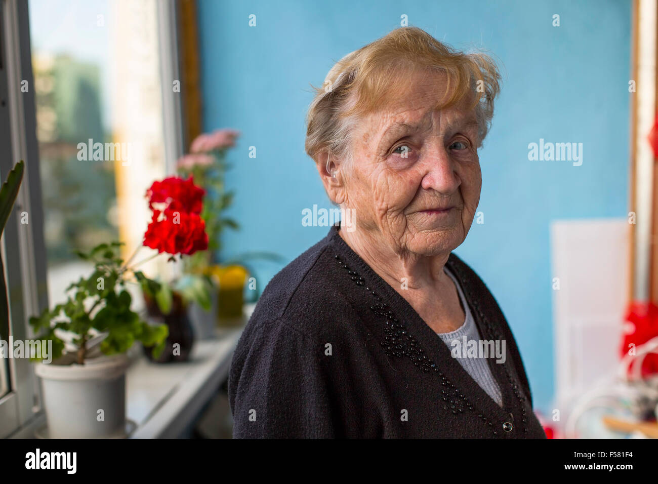 Vielle Femme Au Balcon Banque De Photographies Et Dimages à Haute