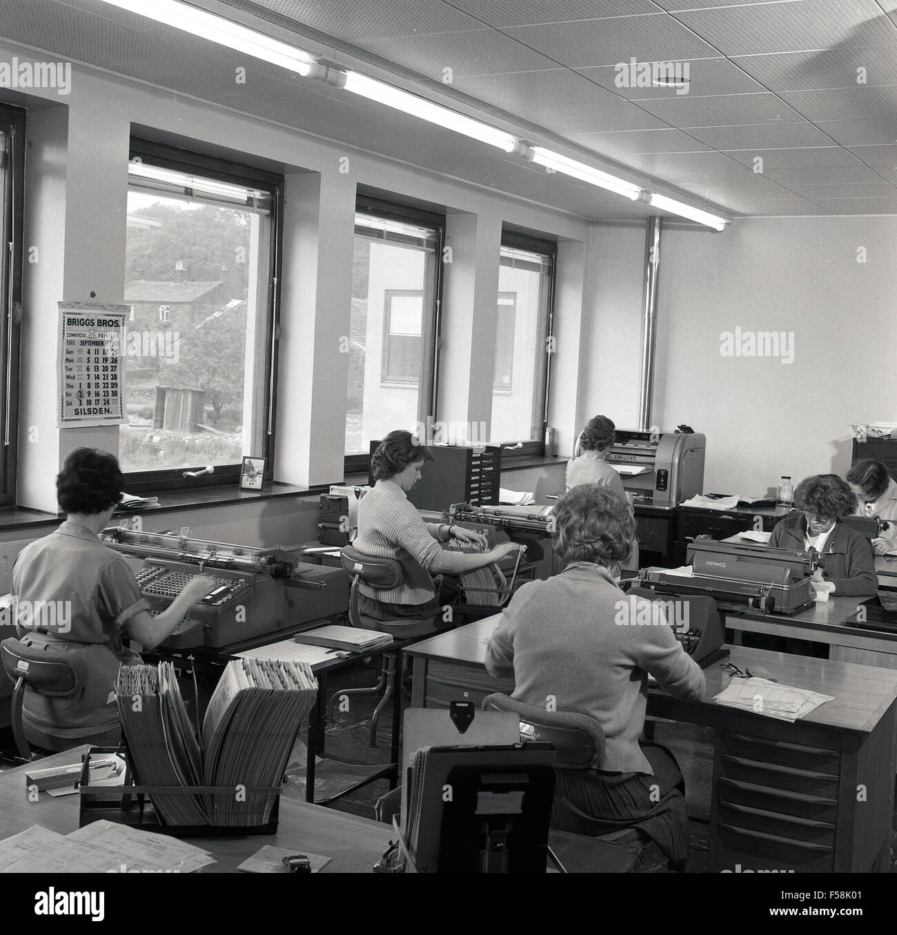 Septembre 1960, photo historique montrant les secrétaires travaillant ...