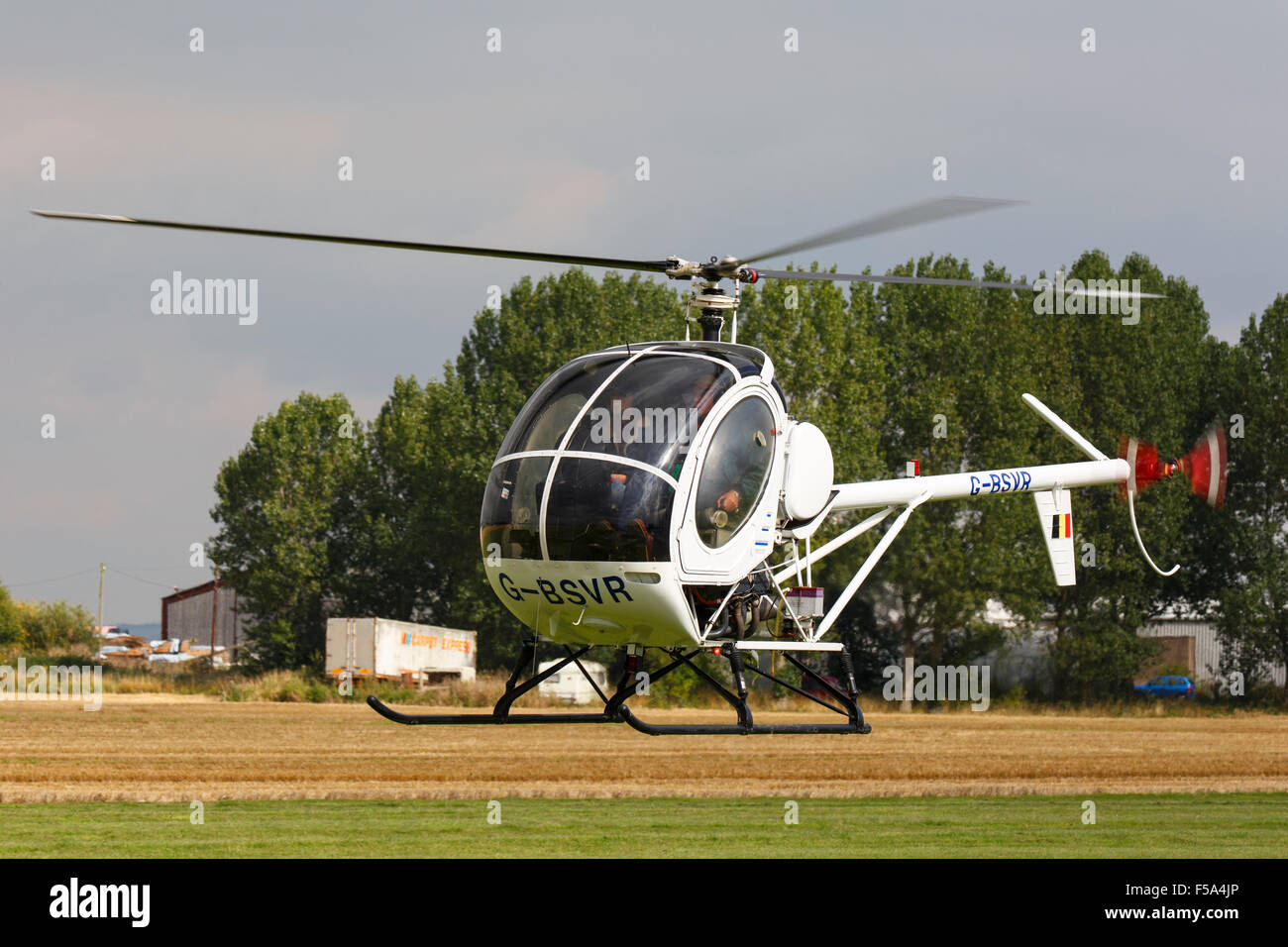 Schweizer 269C 300 G-BSVR à circulation près du sol, le long de la ...