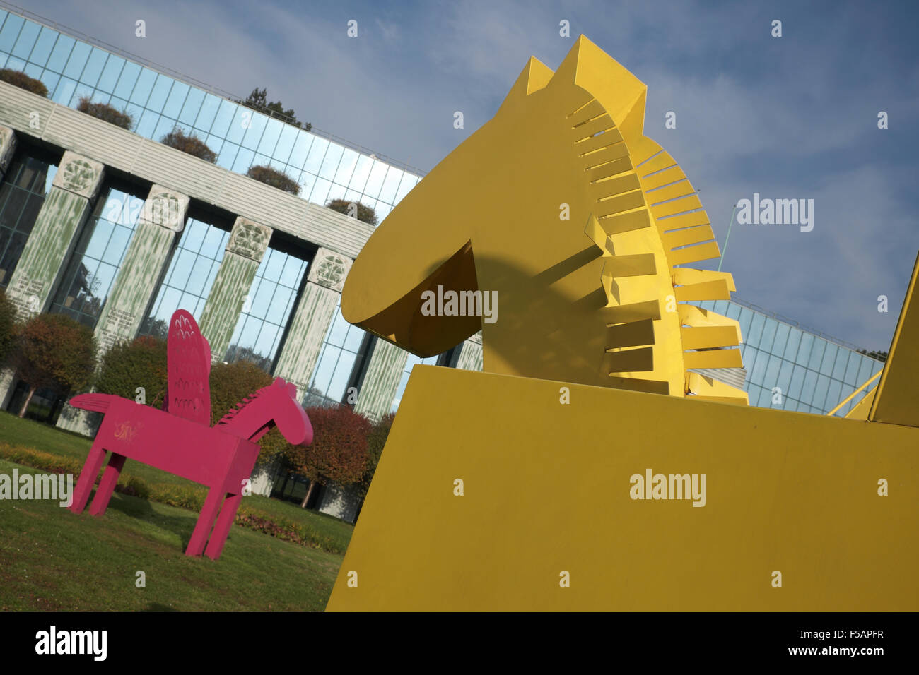 Pologne Varsovie l'installation d'art Pegazy cheval Pégase moderne par ...