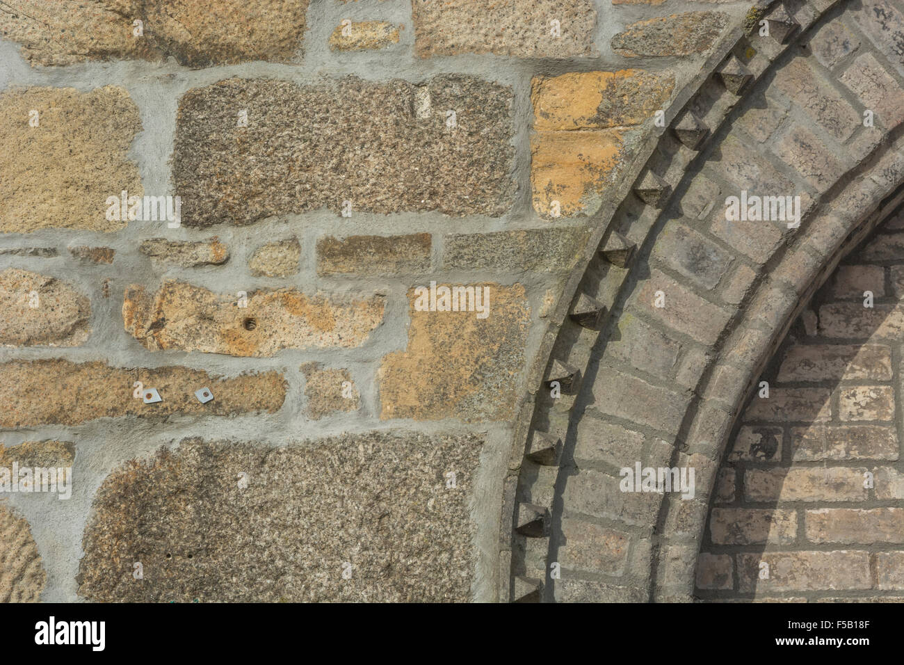 La section de mur en brique et en pierre de détail sur une maison à ...