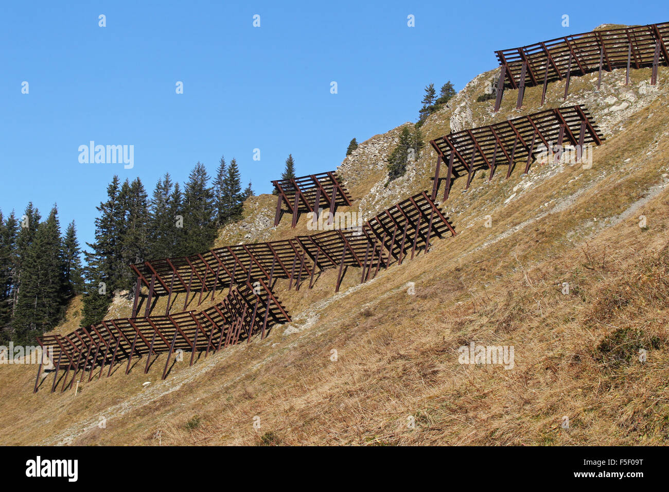 Avalanche fence Banque de photographies et d’images à haute résolution ...