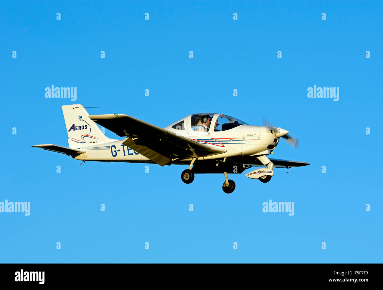 P2002 avion sierra volant Banque de photographies et d’images à haute ...