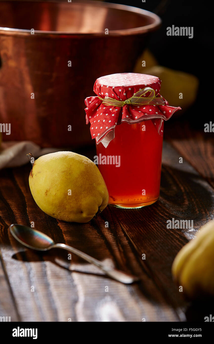 Quince jelly Banque de photographies et d’images à haute résolution - Alamy
