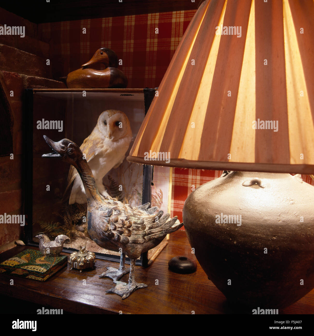 80 détail salon avec une lampe allumée sur la table en bois avec ...