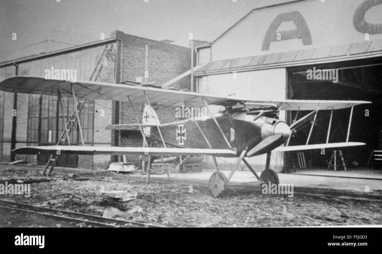 Photographie de l'avion expérimental Ago C, montrant sa conception et ...