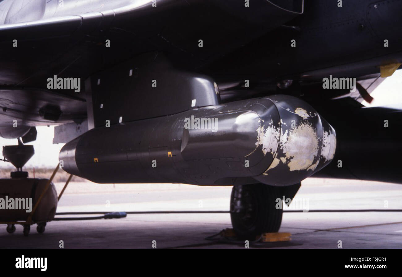 Cette image capture un Mirage 2000 d de Dassault, équipé d'un pod PDLCT ...