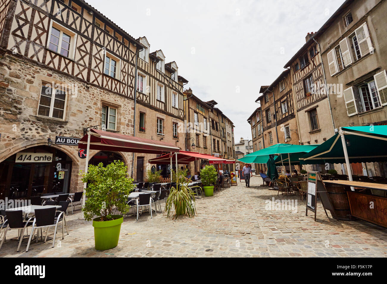 Vue de la cafés et bars sur la Rue Haute cité, Limoges, Limousin, Haute ...