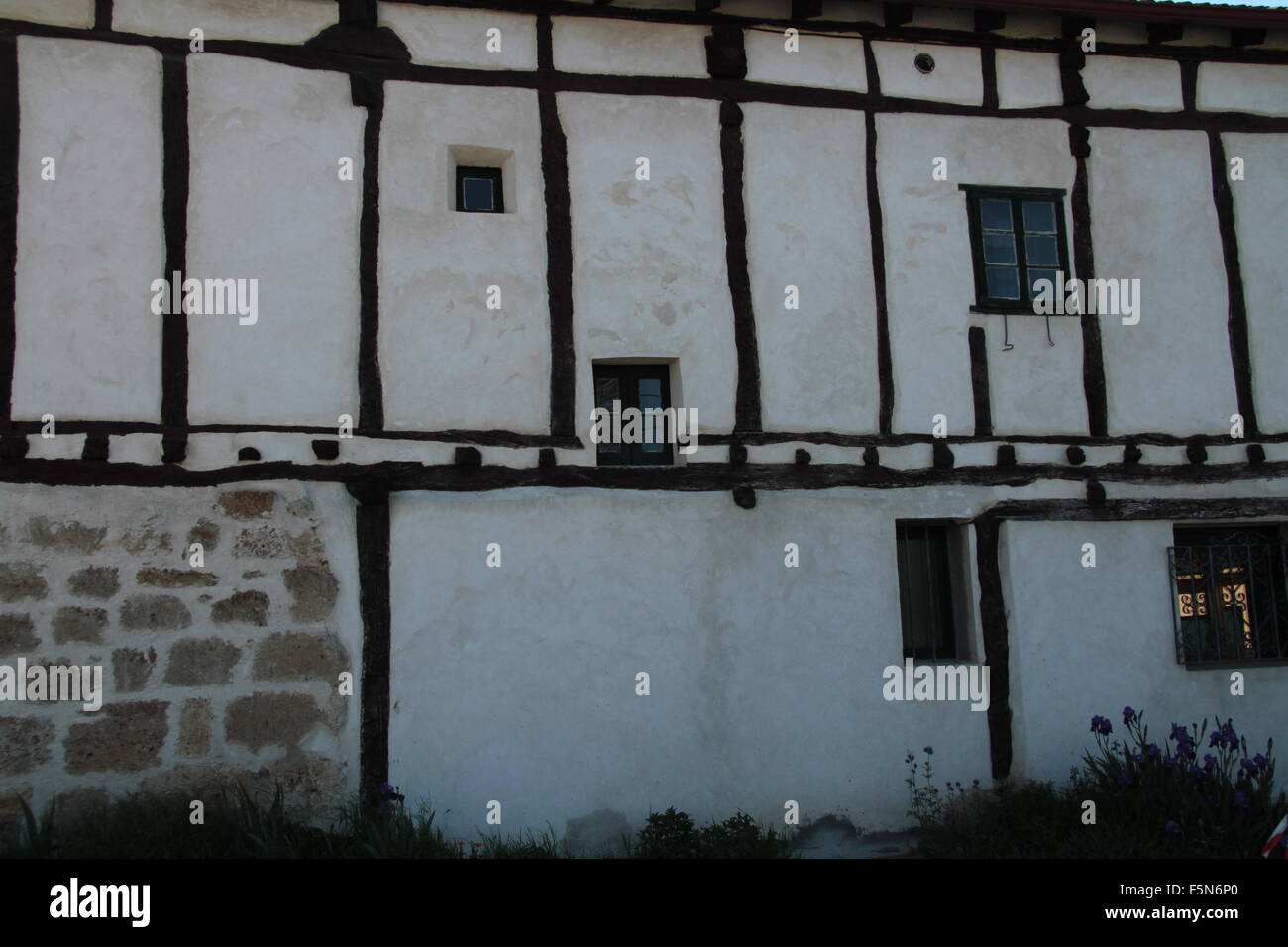 Mur de stuc blanc cottage médiéval, Espagne Photo Stock - Alamy