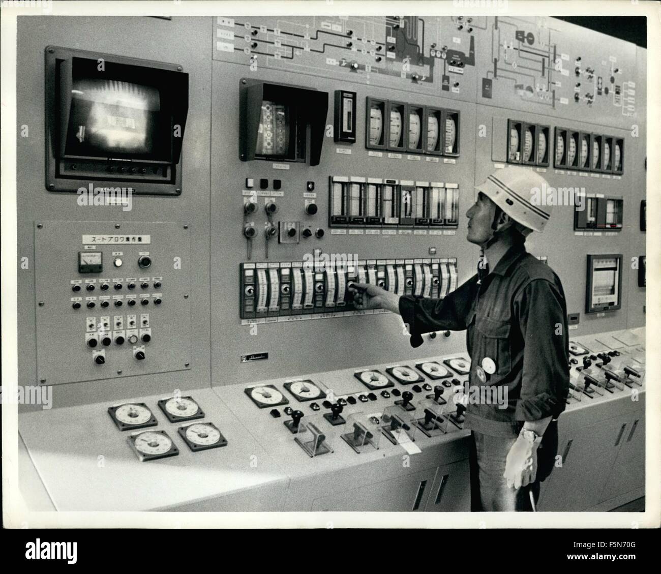 Oil refinery control room Banque de photographies et d’images à haute ...