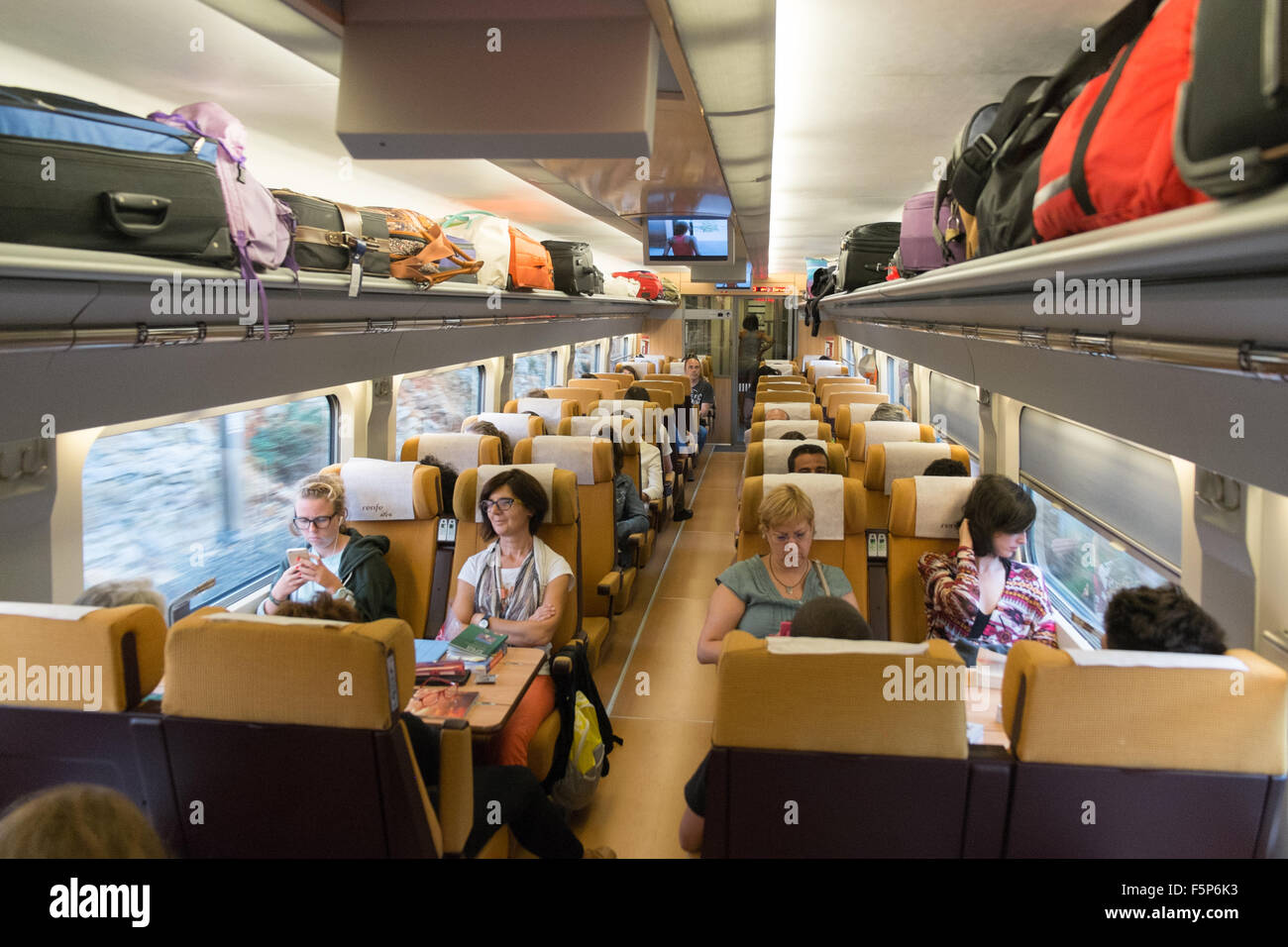 L'intérieur rapide express TGV train à grande vitesse de la gare Sants ...