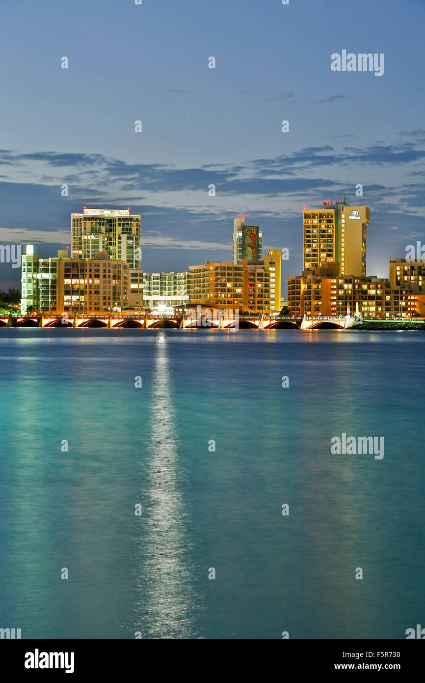 El Condado Lagoon, Dos Hermanos Bridge et skyline, San Juan, Puerto ...