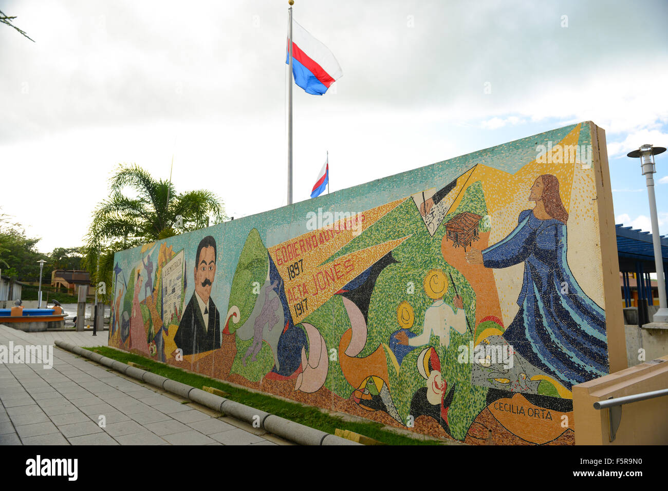 Paseo de la Historia mosaïque murale de l'artiste Cecilia Orta. Manati ...