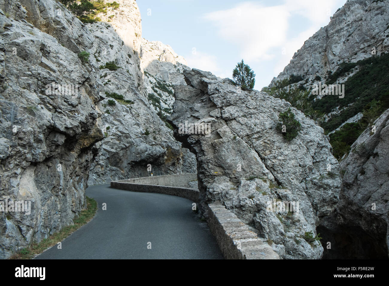Route étroite au sud de Quillan dans l'Aude, les Gorges de Galamus ...