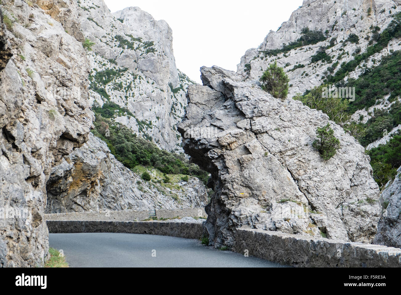 Route étroite au sud de Quillan dans l'Aude, les Gorges de Galamus ...