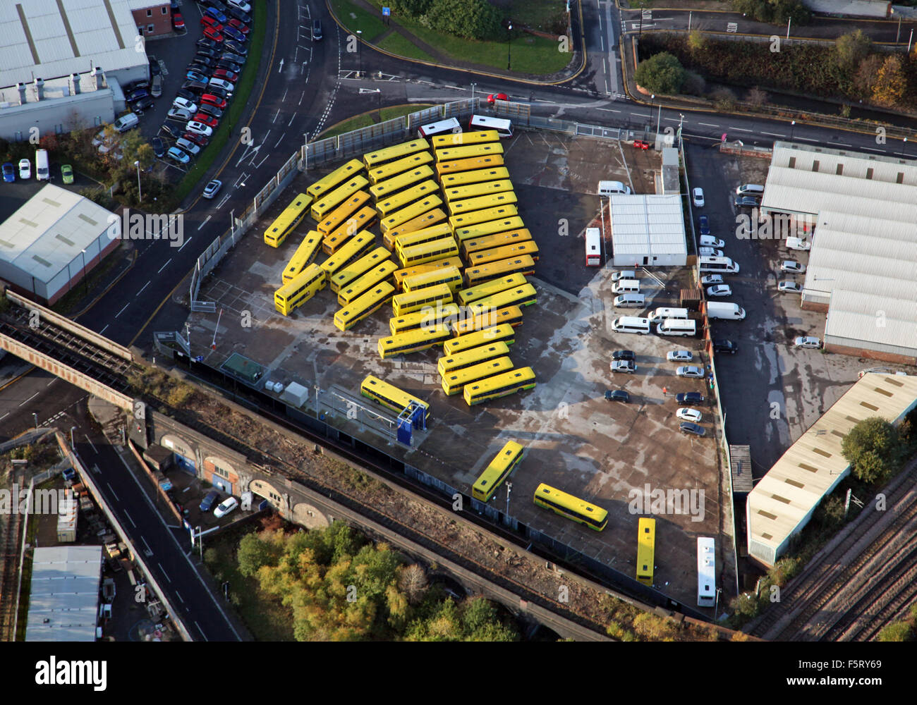 Bus Jaunes Banque d'image et photos - Alamy