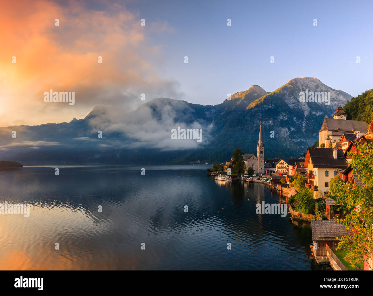 Lever de soleil à Hallstatt, dans la région de l'Autriche est un ...