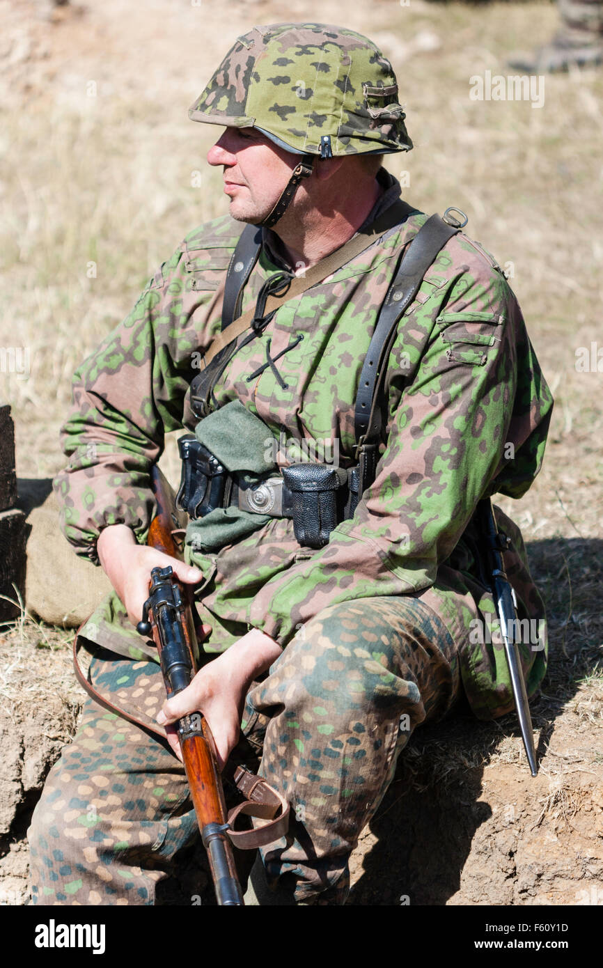 WW2 re-enactment. Soldat allemand des uniformes de camouflage, s ...