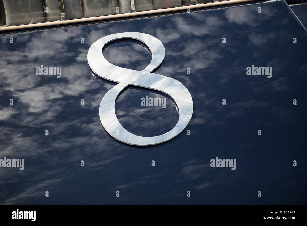 8 a huit logo Banque de photographies et d’images à haute résolution ...