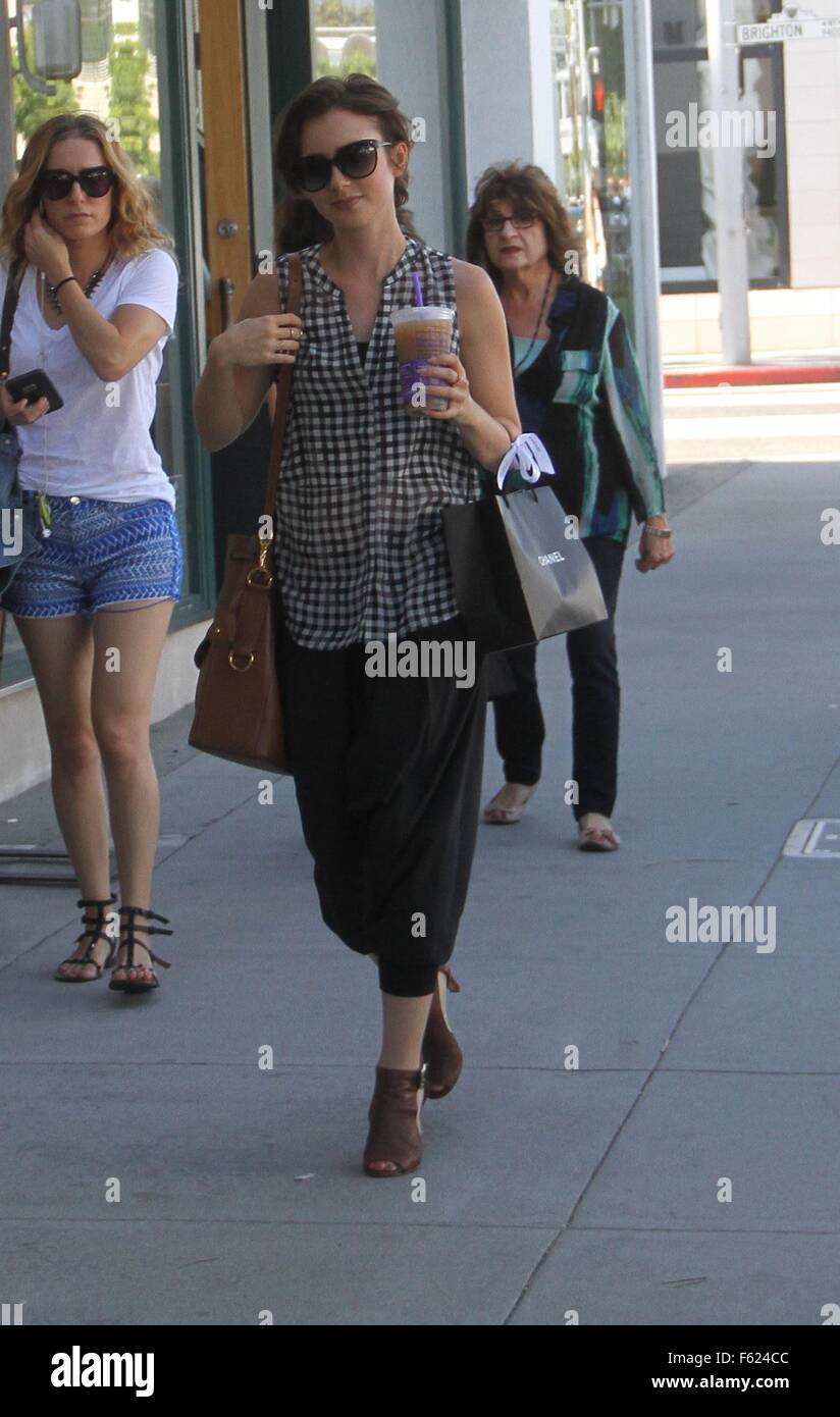 Lily collins heels Banque de photographies et d’images à haute ...