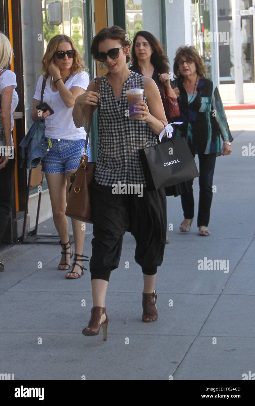 Lily collins heels Banque de photographies et d’images à haute ...