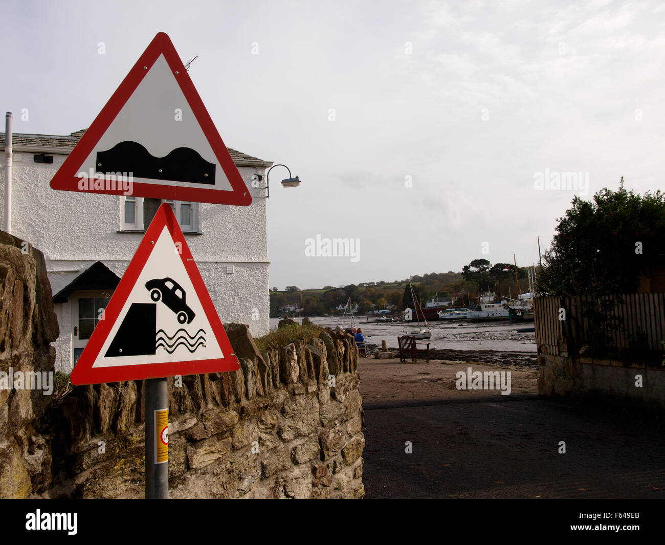 Quayside river bank warning sign Banque de photographies et d’images à ...