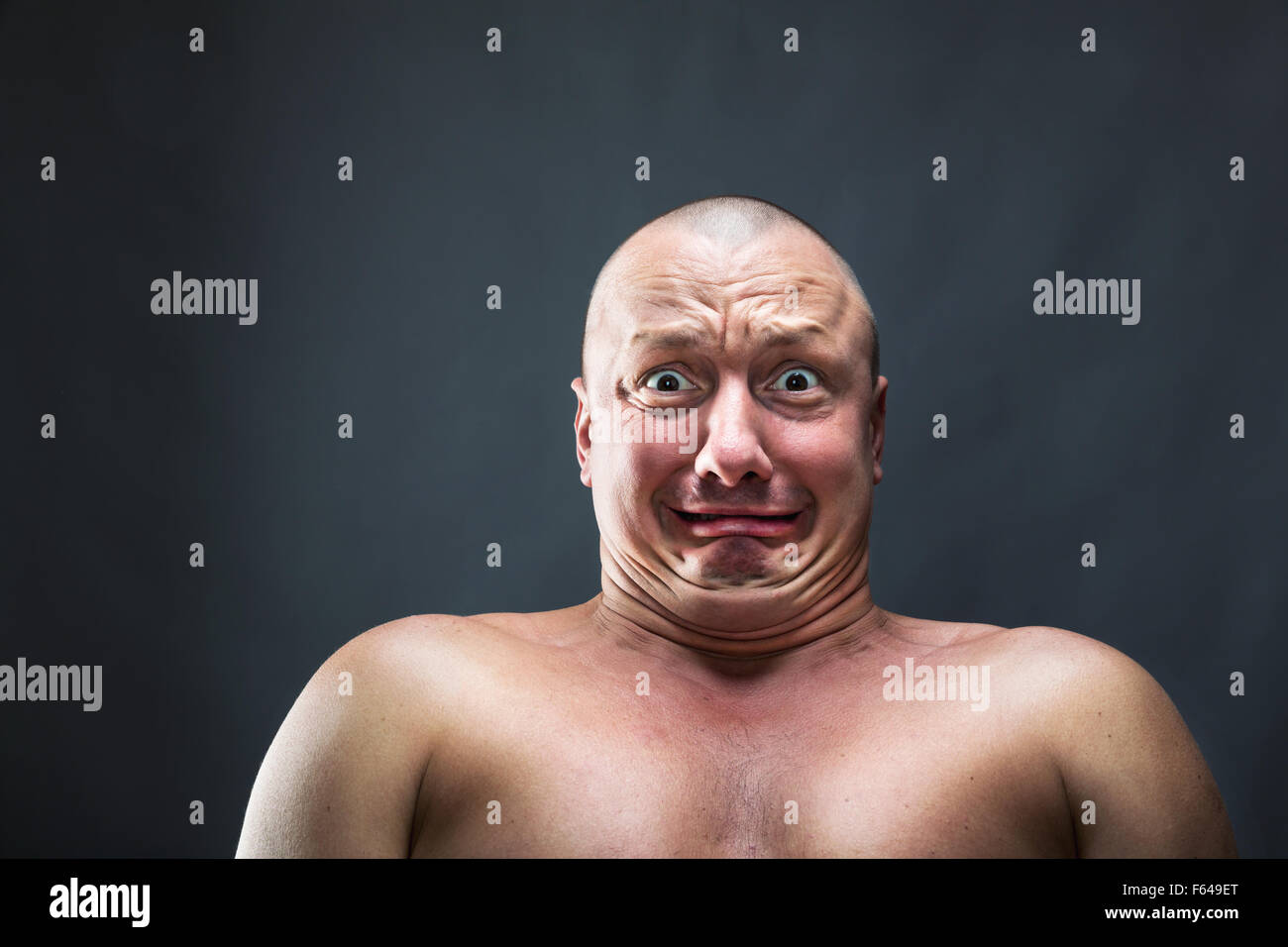 Homme Chauve Fond Noir Banque d'image et photos - Alamy