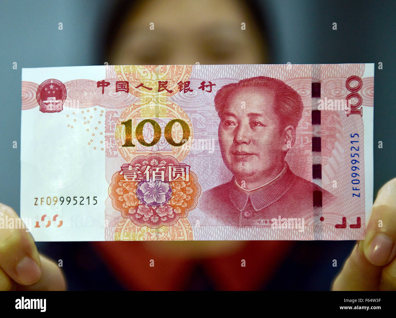 Beijing, Chine. 12Th Nov, 2015. Un résident affiche un nouveau billet ...